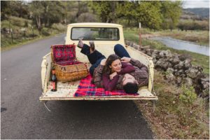 Vintage Car – Drive In Inspired Engagement Session | ashleycarlascio.com