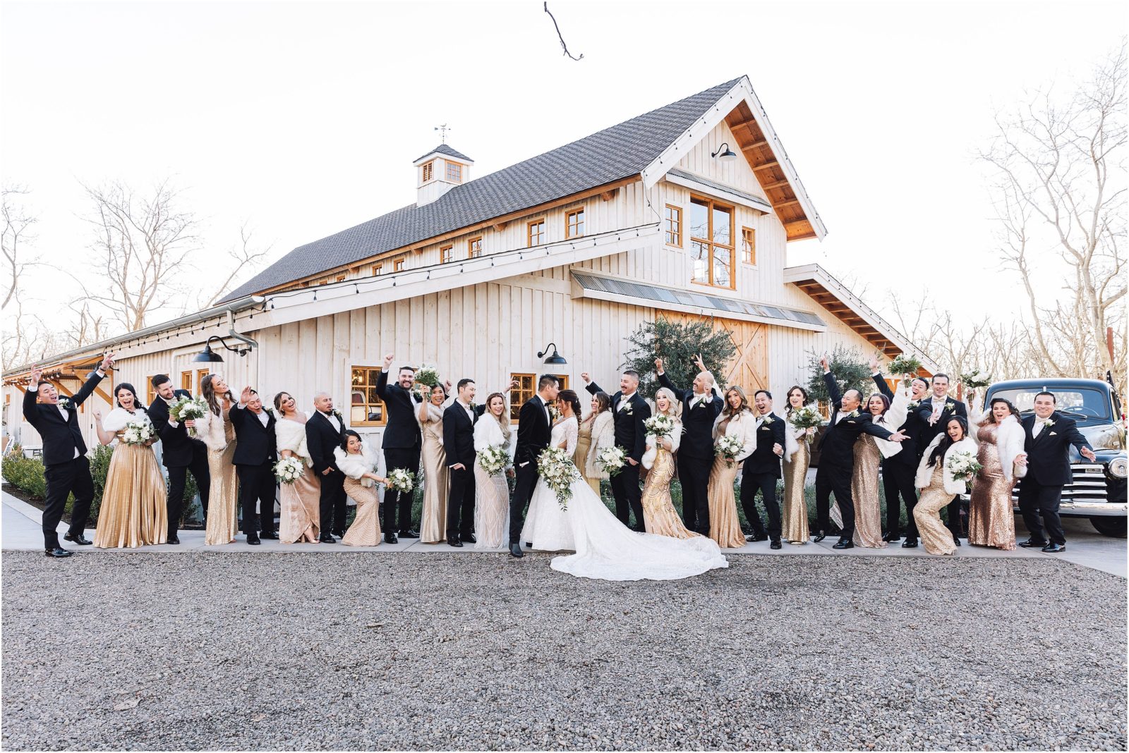 Pose Ideas for Large Wedding Parties - ashleycarlascio.com